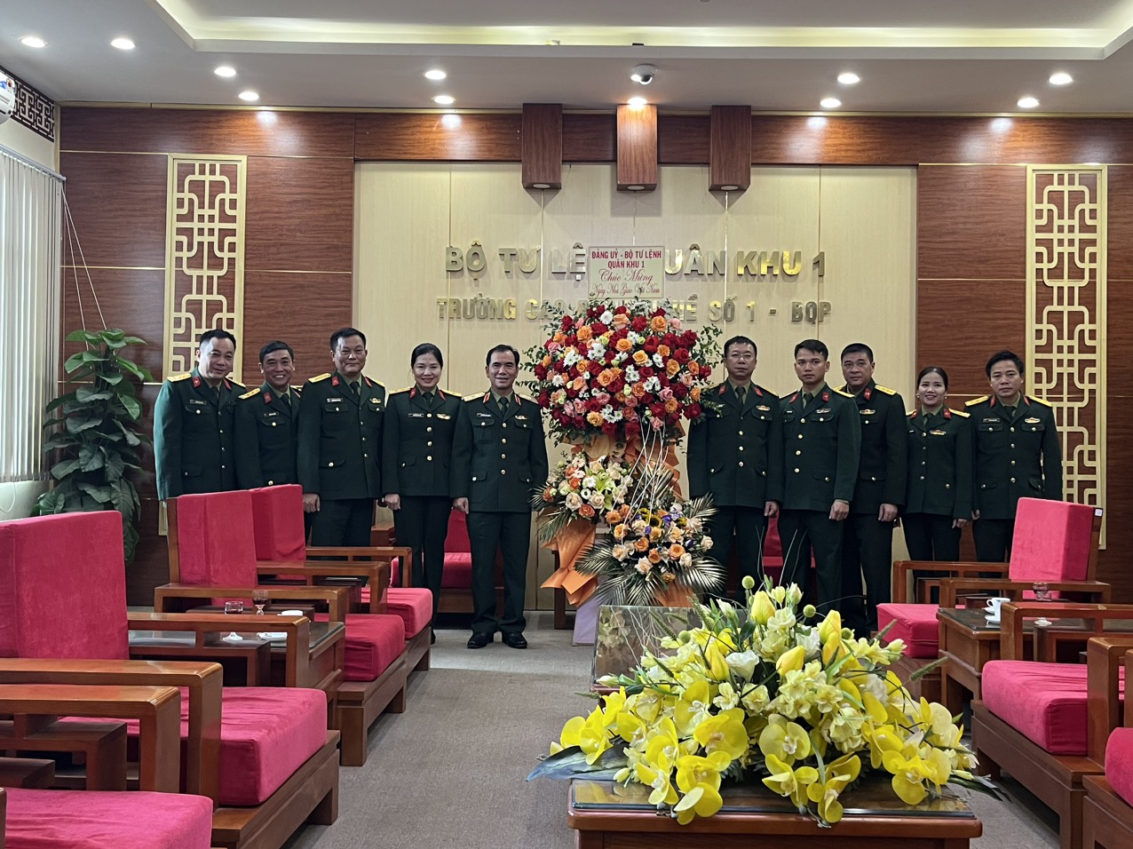 Quân khu tổ chức thăm, chúc mừng các nhà trường nhân Kỷ niệm 41 năm Ngày nhà giáo Việt Nam